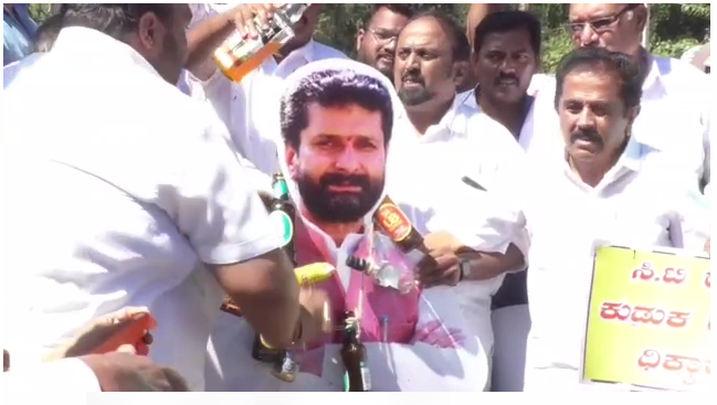 Congress : ಸಿ.ಟಿ ರವಿ ಫ್ಲೆಕ್ಸ್ ಗೆ ಮದ್ಯ ಸುರಿದು ಕಾಂಗ್ರೆಸ್ ಕಾರ್ಯಕರ್ತರ ...